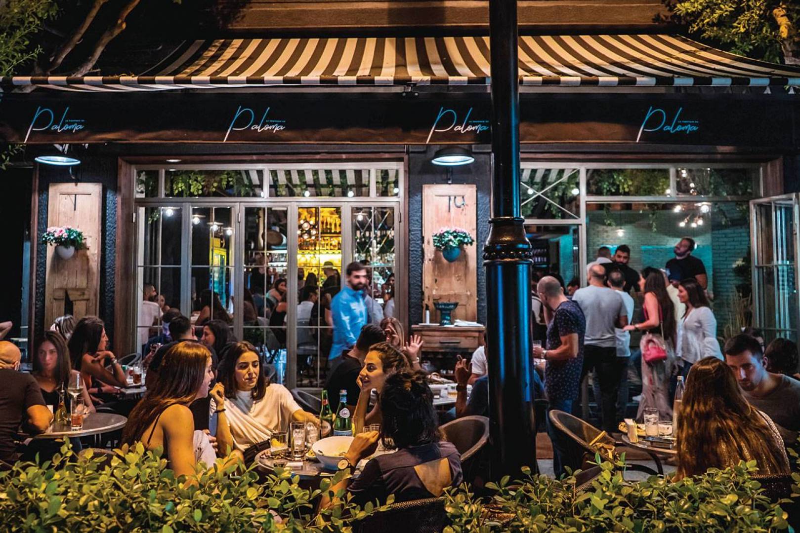 Trottoir de Paloma, un bar-restaurant de quartier